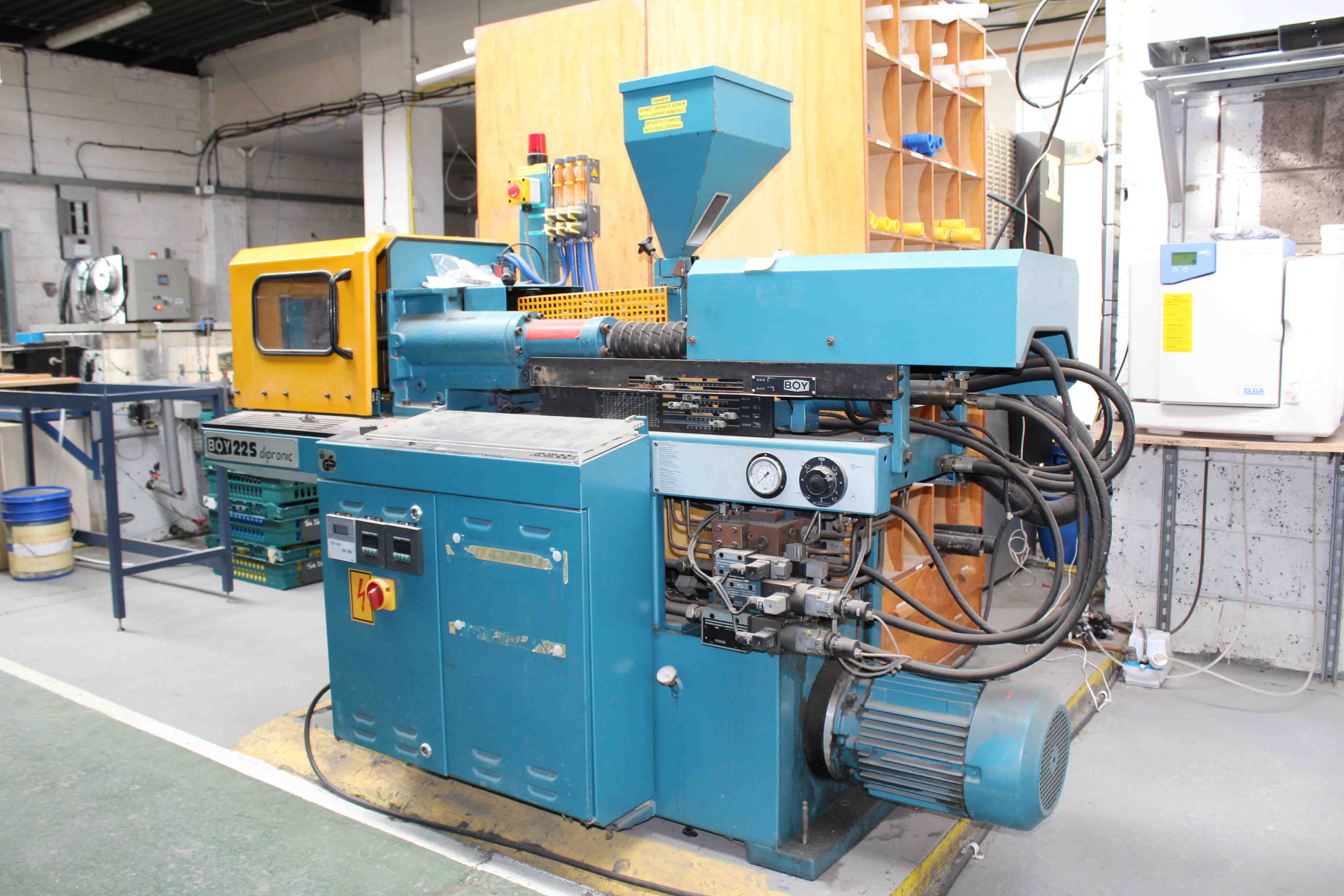 injection moulding - injecting a polymer melt into a mould injection moulding - injecting a polymer melt into a mould